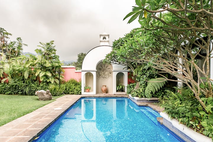 Collector's Villa Estate With Backyard Pool - Guatemala