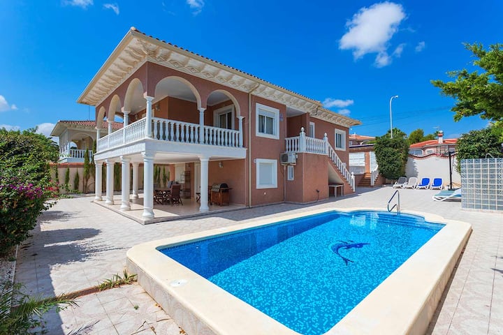 5 Roms Flott Solfylt Villa Til Leie - Dolores