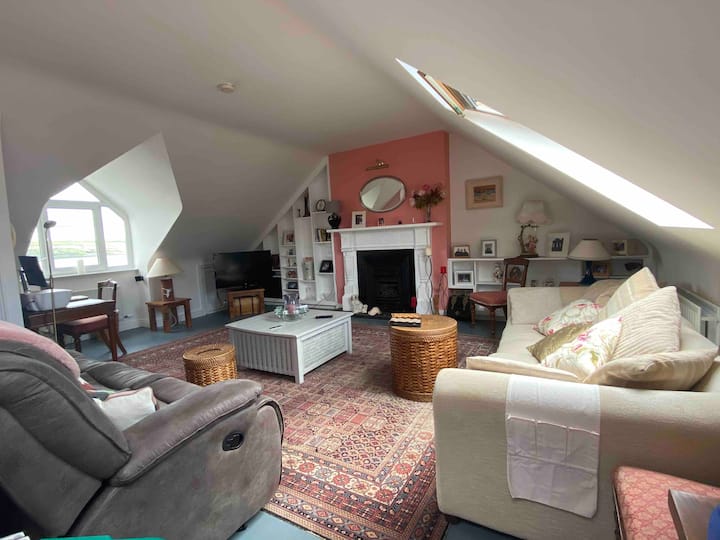 Beautiful Cosy 3 Bedroom Seaside Home. Sleeps 6 - Cobh