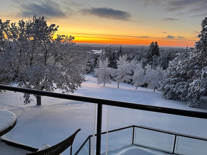 Spacious South Hill View Home, Scenic Mtn, Hot Tub - Spokane, WA