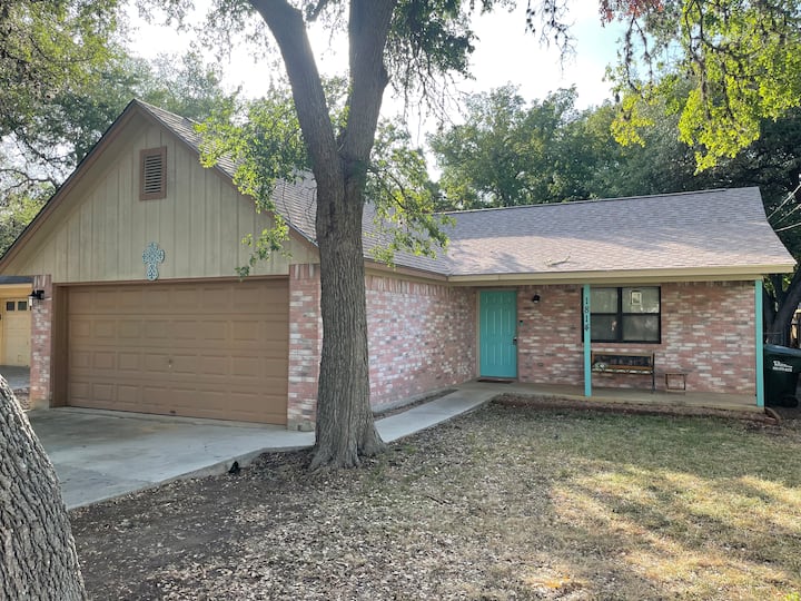 Quaint, Quiet, In A Great Spot! - San Marcos, TX