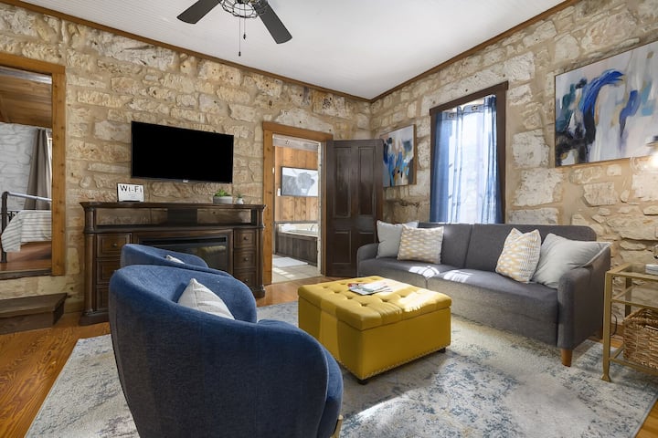 Amoraz Haus | Sleeps 18 | Perfect For Families And Groups - Fredericksburg, TX