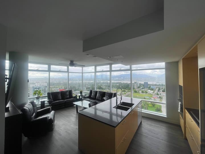 Luxurious Corner View Apartment - New Westminster