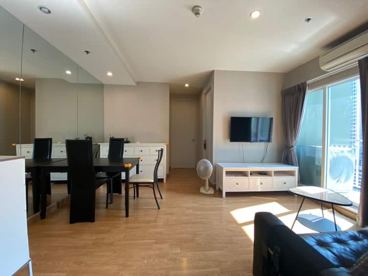 Vibrant Apt 2bed 1bath Walk To Mrt Petchaburi St. - Thaiföld