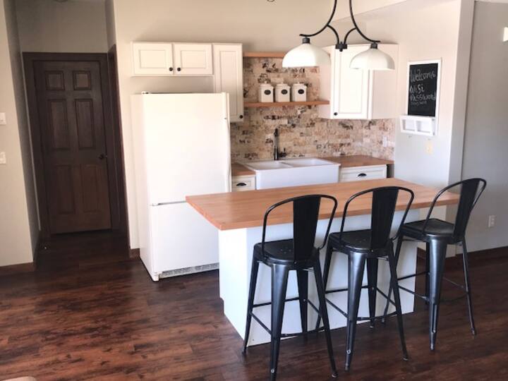 Getaway Suite Near The Rockies - Self Contained - Cochrane