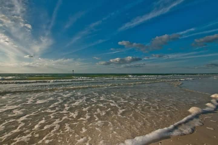 Steps 2 Beach! Beachy And Luxurious! Easy Living! - Clearwater Beach, FL