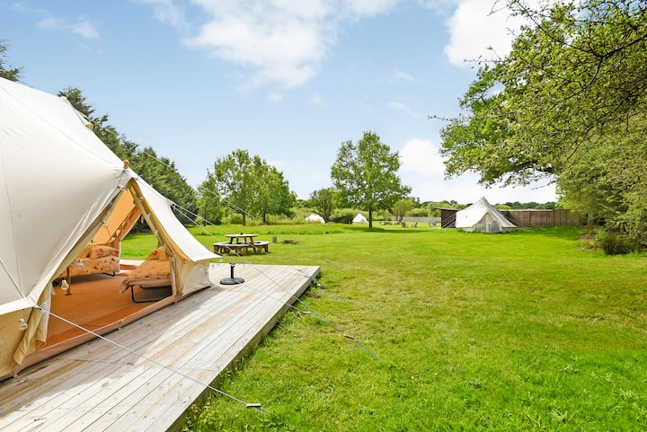 Sleeps 12 - 25. Hot Tub. Private Group Glamping - Kent