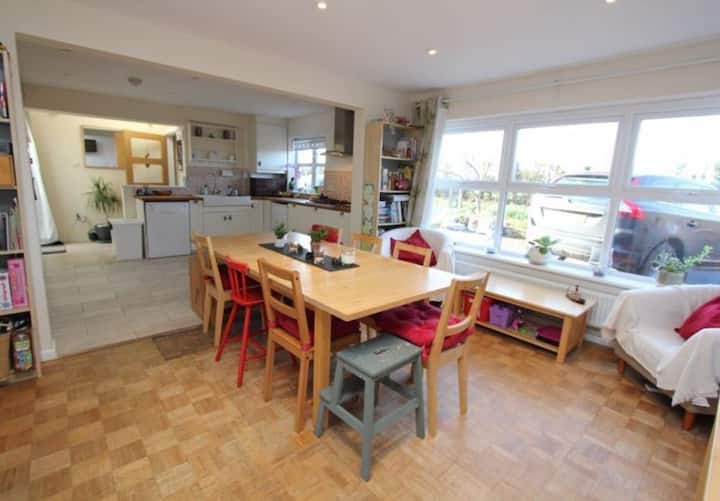 Quiet Twin Room - Barry