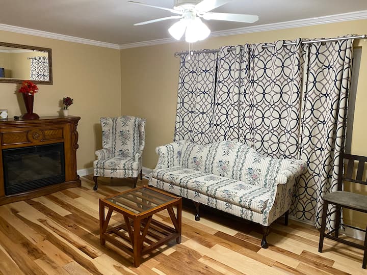 Private Room In Charming, Townhouse W/ Fireplace - Woodbridge, VA