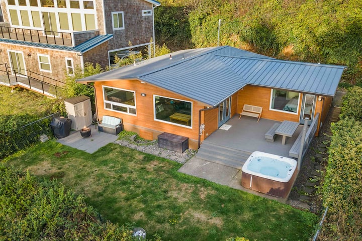 Simple Luxury In Charming, Oceanview Mid-century - Oceanside, OR