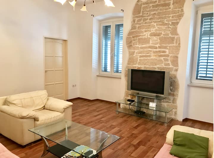 Apartment In The Center Of Pula With Balcony - Pula