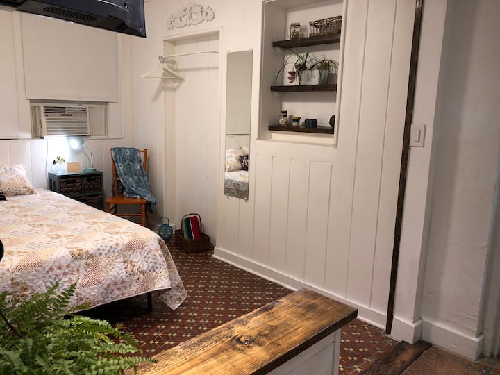 Private Studio Minutes From Mia W/ Parking (7g) - Miami, FL