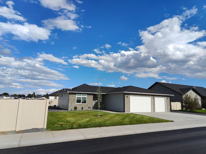 Whole House Ideal For 2 Families, 6+ People - Twin Falls, ID