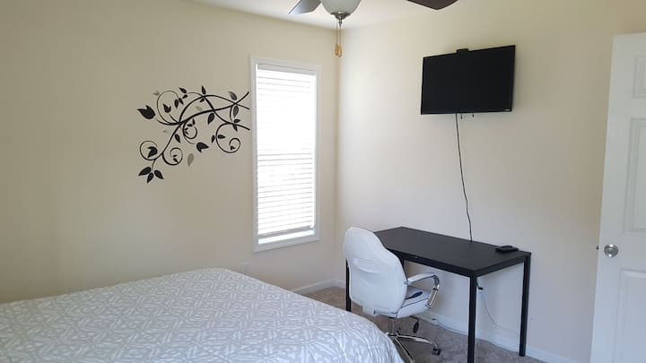 Serene Room With Queen Bed & Shared Full Bath - Raleigh, NC