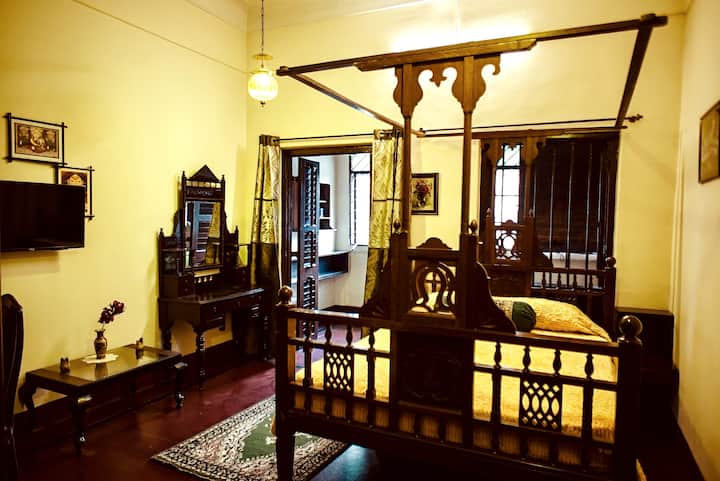 Beautiful Heritage 3 Bk Apt. At Prime Location - Kolkata