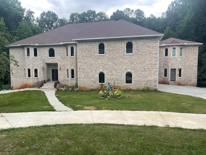 Beautiful, Luxury, Mini Castle 2/2 Fully Equipped. - Snellville, GA