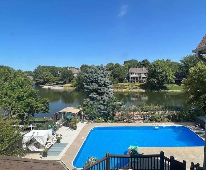 Private Lakefront Retreat| Pool•hot Tub •Sauna•spa - Omaha, NE
