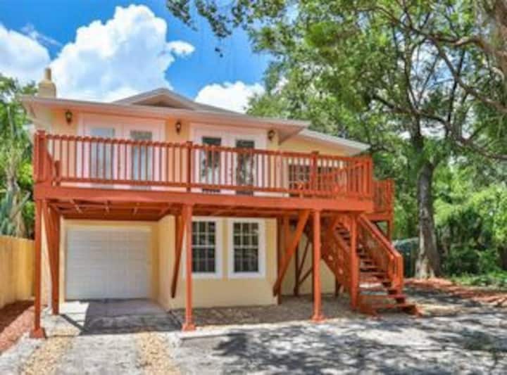 Tampa City “Treehouse” 3br/2ba W Deck& Fenced Yard - Temple Terrace, FL