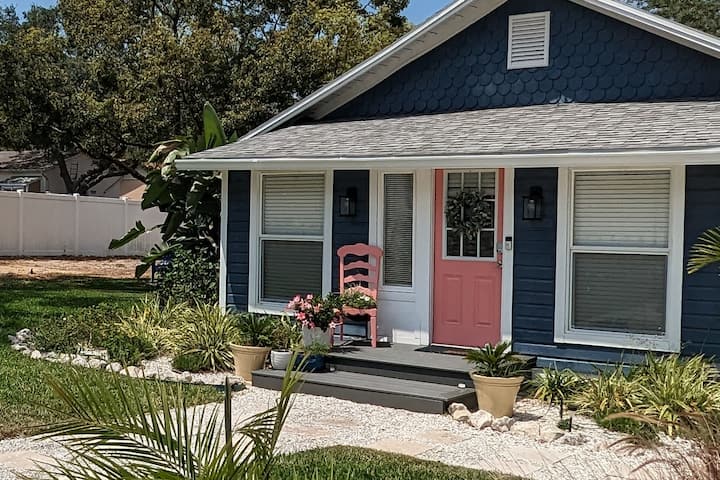 Charming Blue Bungalow With Amazing Yard - Tarpon Springs, FL