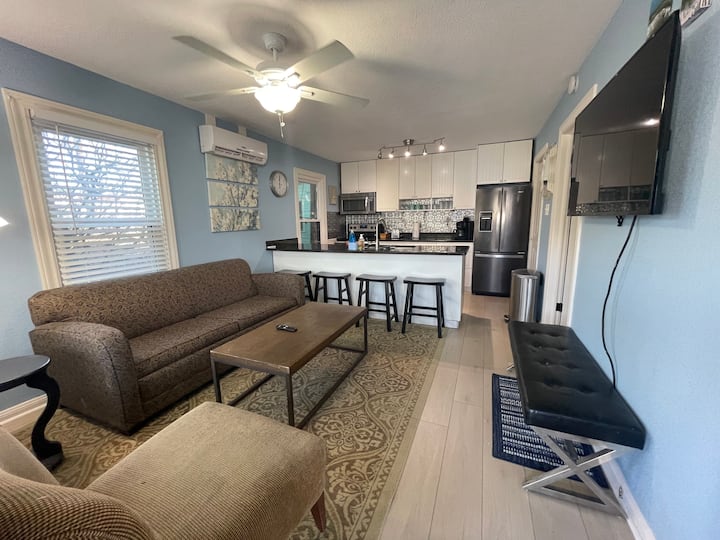 Renovated Dog Happy 2bed/2bath/laundry Near Beach!