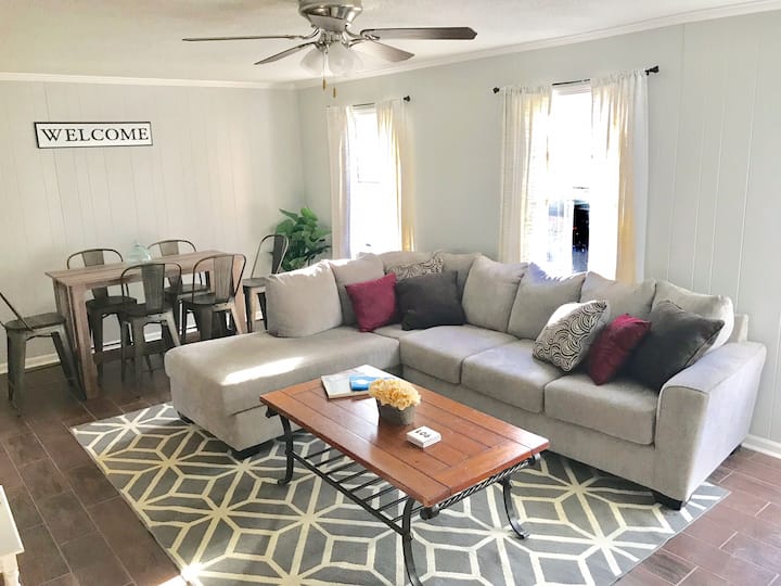 Graceland Place #2 Near Elvis’ Graceland- Sleeps 8 - Memphis, TN