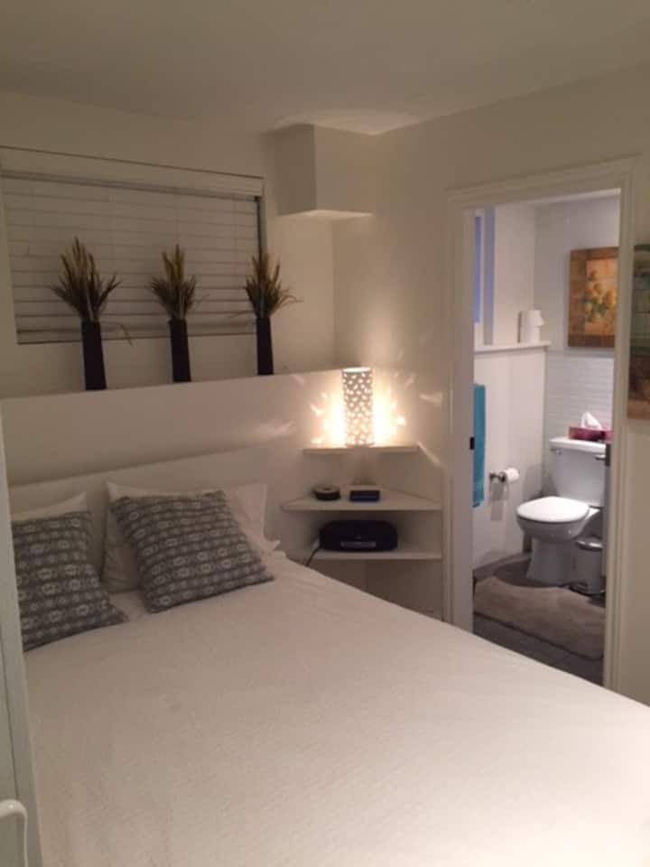 One Bedroom Suite  By The Sea - Horseshoe Bay