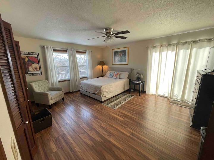 Overlooks River , Private Entrance/bath/ Bed - Springfield
