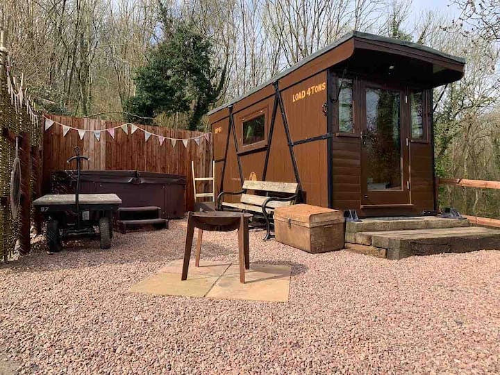 Shropshire Getaways Riverside 1928 Railway Hut - Bewdley
