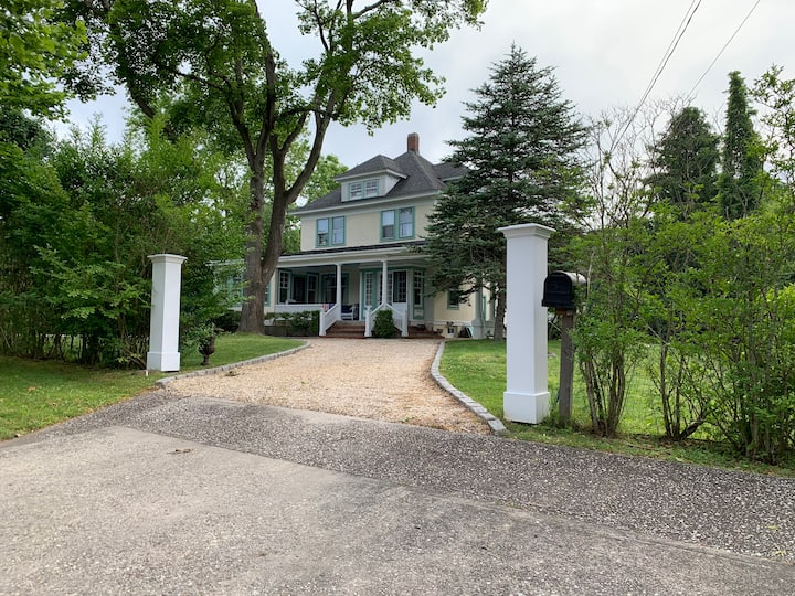 Classic Colonial Beach Home Getaway - Bellport, NY