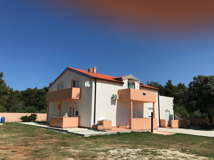 Private House For Up To 12 People - Vir