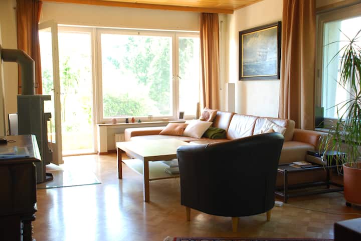 Guest Room In Top Area | Quiet & Near To College - Coburg