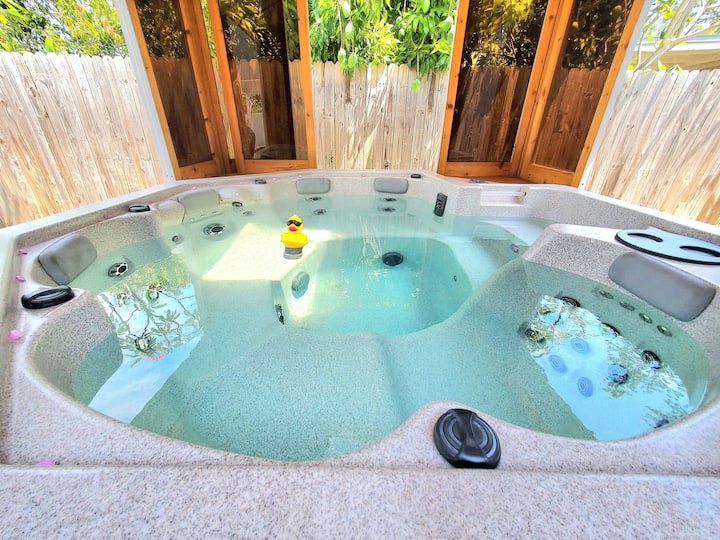 Private Hot Tub Single Home W/ Yard - St. Petersburg, FL
