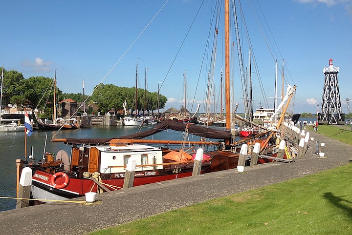 B+b Traditional Dutch Sailing Ship In Enkhuizen - Enkhuizen