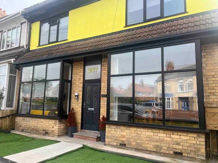 The Yellow House By The Sea With Hot Tub - Withernsea