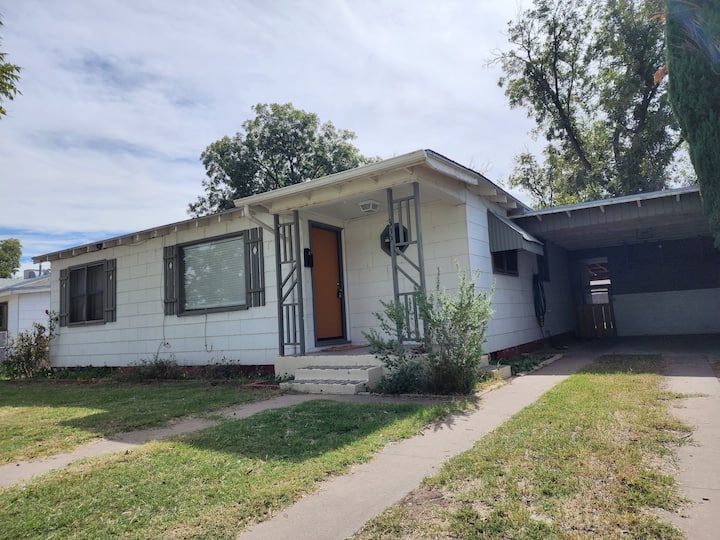 Eclectic 3br Home
Walk To River - Carlsbad, NM