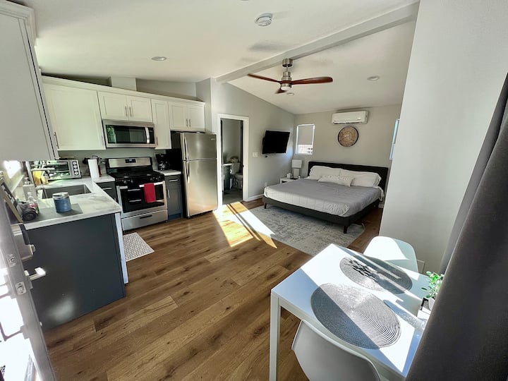 Modern, Centrally Located, Quiet San Diego Getaway - San Diego, CA