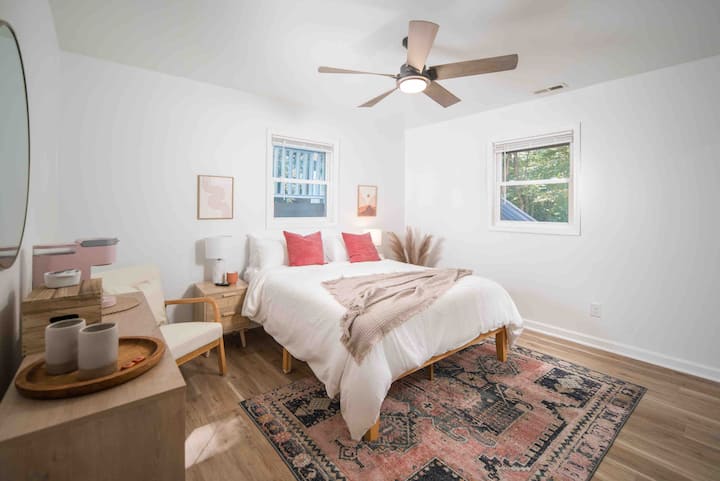 Rose Room At The Wanderer - Boone, NC