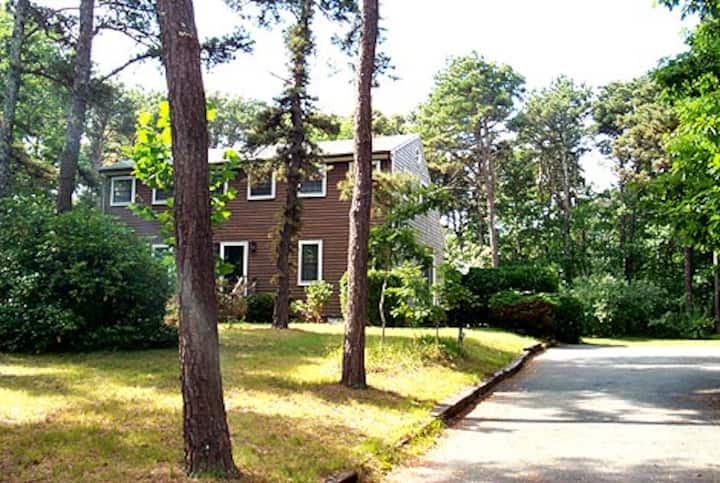 Wellfleet, Ma. Cape Cod Sleeps 8 - Wellfleet, MA