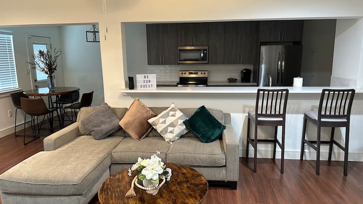Cozy 2br Condo | Central Dfw Near Dal & Shops - Dallas, TX