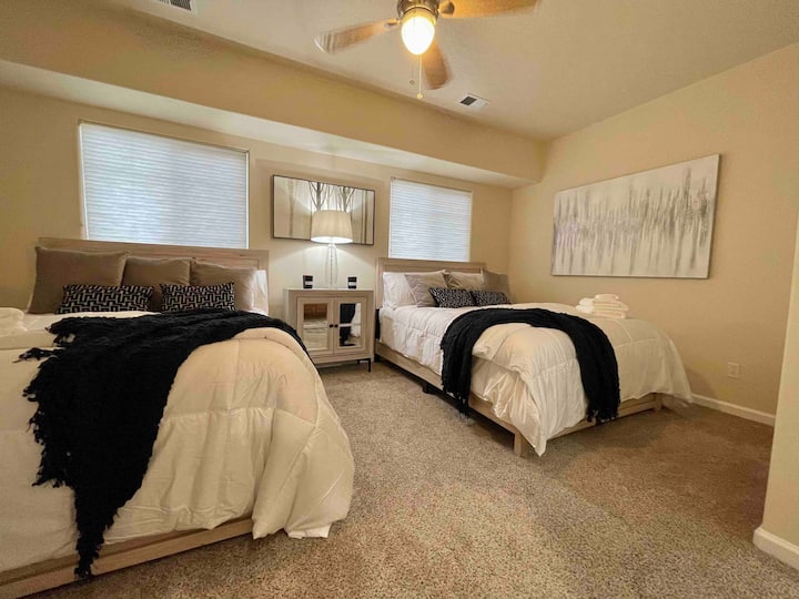 Cozy 2 Bedroom Townhouse 5 Minutes From Unr! - Reno, NV
