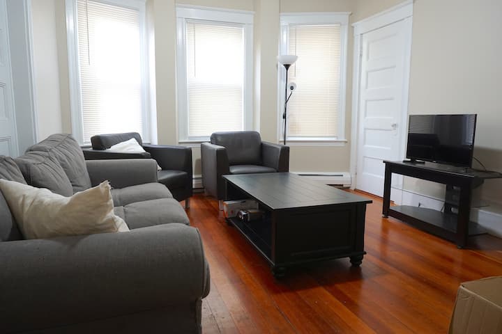 Bright And Sunny 4br/2ba Near Harvard University - Cambridge, MA