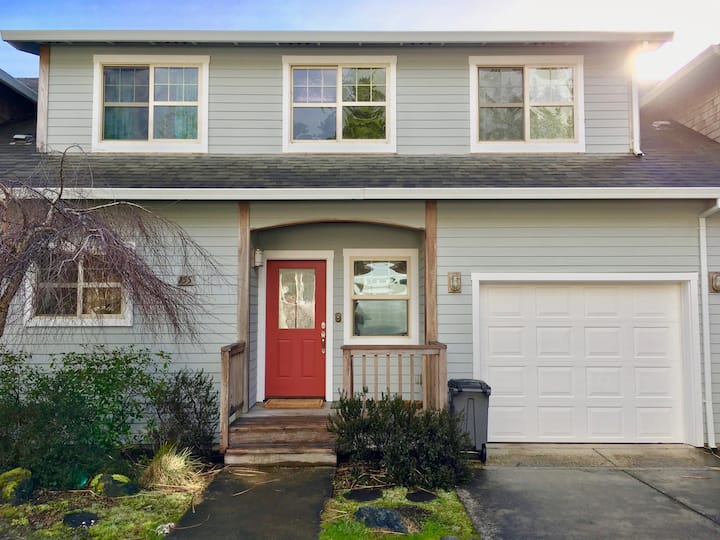 Spacious Dog-friendly Condo Minutes From The Beach - Cove Beach, OR