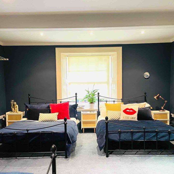 3 Double Beds 1/2 Mile Town Centre - Huddersfield