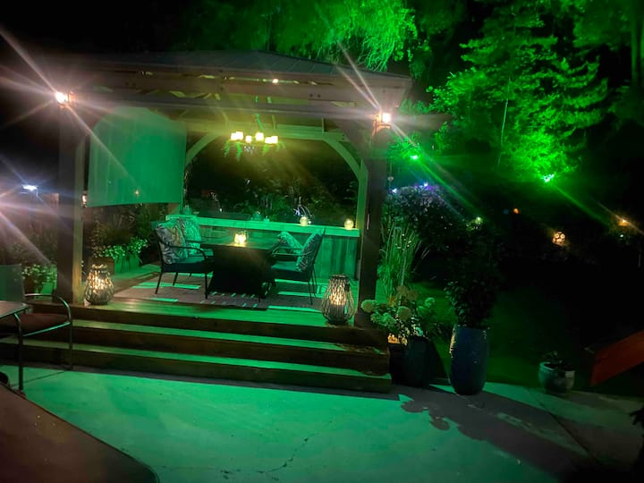 Two Bedroom One King Bed One Queen Bed . - Kelowna