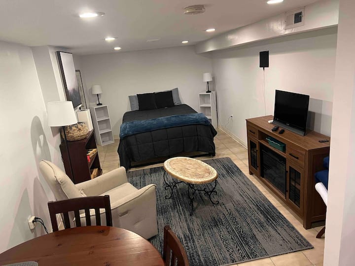 Large Comfortable Space W/ Private Entrance & Bath - Towson, MD