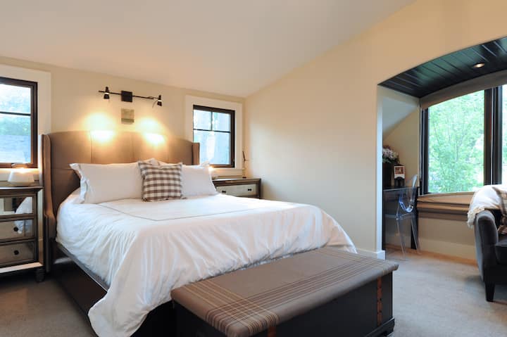 Luxurious Walk-to-town Charmer: Birmingham House - Bloomfield Hills, MI