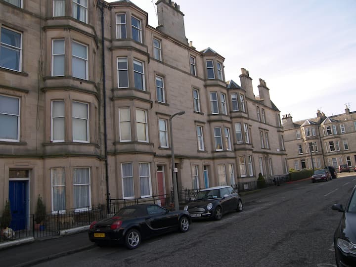 Superb Location 2 Bedroom Apartment - Edinburgh