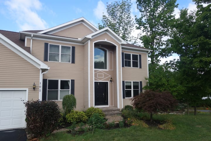 Beautiful, Spacious, 4 Bedroom, Ithaca Home - Ithaca, NY