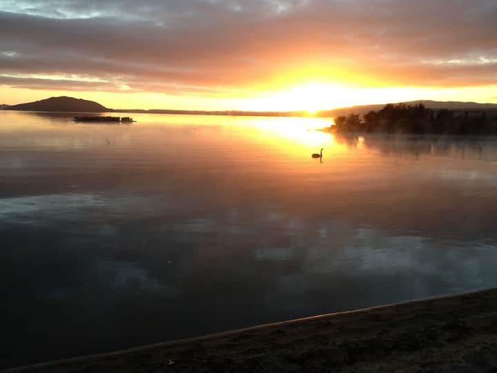 Close To City Lakeside Apartment - Rotorua