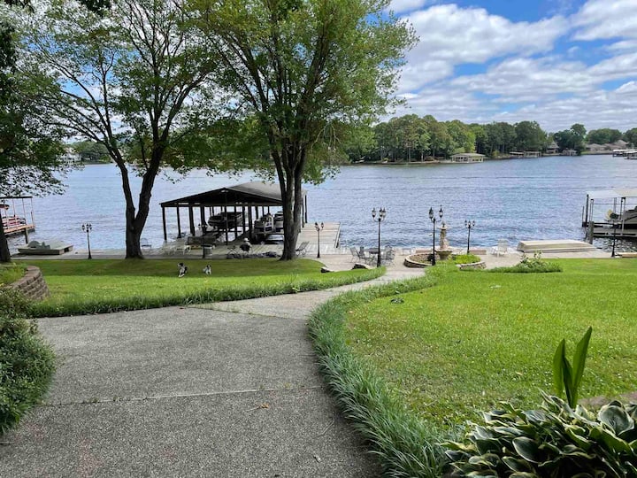 Beautiful, Big Lake House - Hot Springs, AR